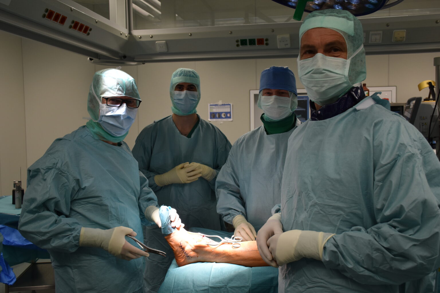 La première pose de prothèse totale de cheville Quantum ™ a eu lieu à l ...